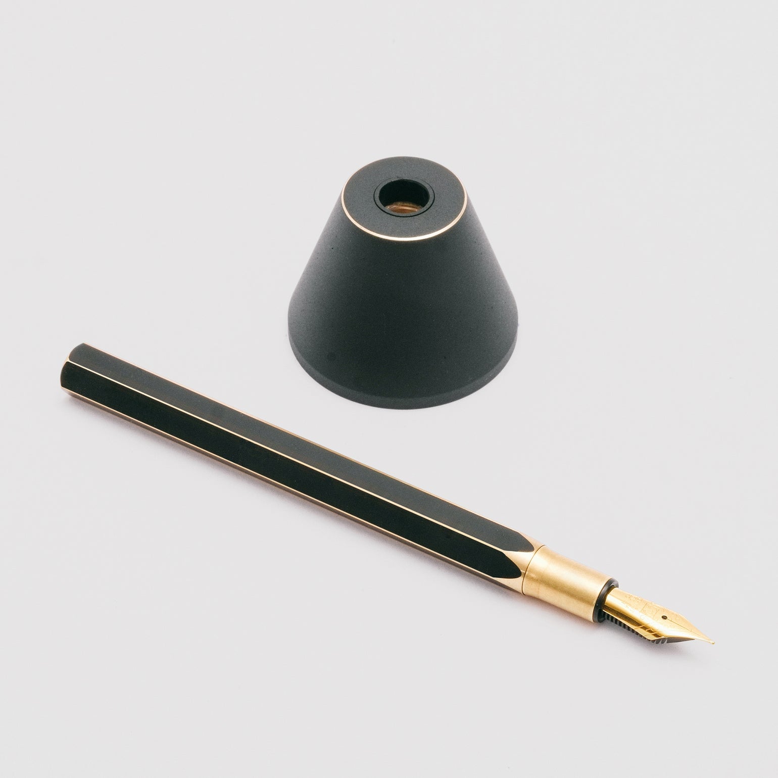 Desk Fountain Pen – Red Dot Design Museum Singapore